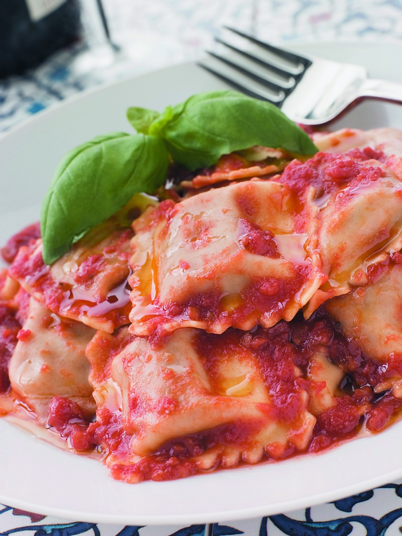 Ravioles con salsa de tomate